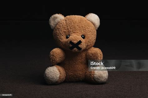 테디 베어는 테이프재갈이 붙었다 실종 된 어린이 또는 납치 학교 어린이 개념 아동 학대는 도움을 보호합니다 국제 실종 아동의 날 테디 베어에 대한 스톡 사진 및 기타 이미지