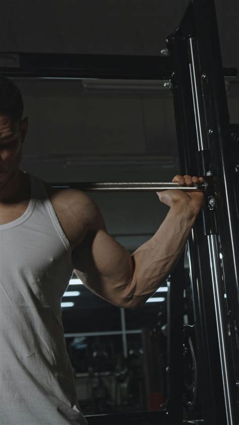 有关abs 举重 健身 健身房 女人 女性 室內 強大 強度 很重的 攜帶 放大 槓鈴 權力 深呼吸 肌肉 行使 訓練 設備 身材 身材適中 運動服的