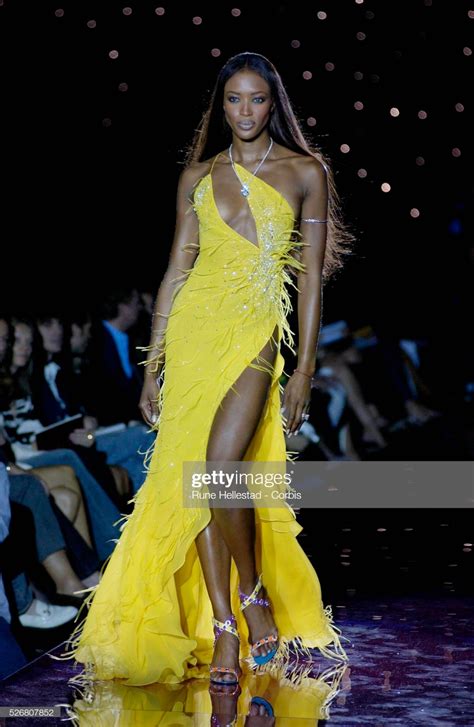 Naomi Campbell On The Catwalk Wearing A Design By Julien Macdonald Artofit