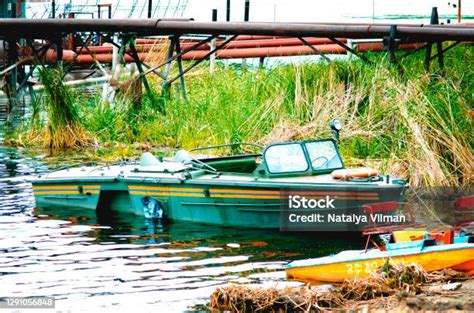 오래된 모터 보트는 해안에 있습니다 여름 방학 개념 러시아 고풍스런에 대한 스톡 사진 및 기타 이미지 고풍스런 모터보트 엔진 Istock