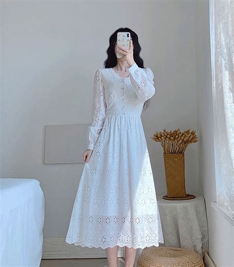 플라워 펀칭 화이트 드레스 봄 신상 여성 프렌치 레트로 슬림핏 주름 셔링 긴팔 브이넥 레이스 롱 원피스 흰 드레스 웨딩 촬영 여신룩 간절기 플레어스커트 A라인치마 흰치마