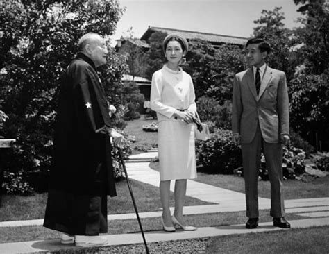 镜头下年轻时代的明仁天皇长得英俊帅气美智子皇后清秀可人 日本