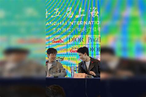 胡歌吴磊出席电影《不虚此行》发布会，相视一笑，是亲人间火花四溅的味道啊！