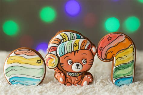 귀여운 호랑이를 가진 아이들을위한 크리스마스 진저 브레드 쿠키의 클로즈업 세트 화환 다채로운 보케 조명의 배경에 새해 2022의 상징 새해에 대한 스톡 사진 및 기타 이미지