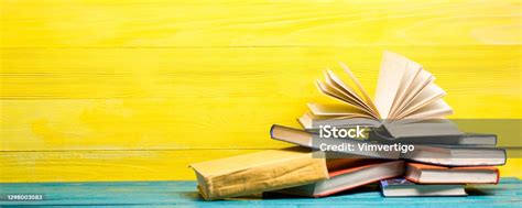 빈티지 오래된 하드 백 일기 나무 갑판 테이블과 노란색 배경에 팬 페이지와 책 구성 책 스태킹 학교로 돌아갑니다 공간을 복사합니다 교육 배경 0명에 대한 스톡 사진 및 기타