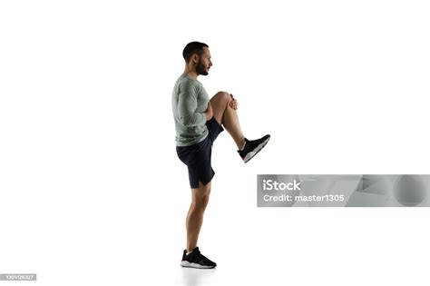 젊은 백인 남성 모델 행동 흰색 배경에 고립 된 운동 스포츠 운동 에너지 및 역동적이고 건강한 라이프 스타일의 개념 훈련 연습 30 34세에 대한 스톡 사진 및 기타 이미지