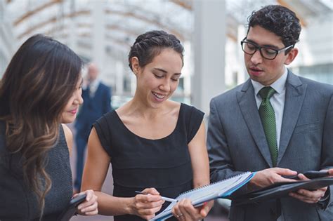 3 비즈니스 동료 그들의 회의 프레 젠 테이 션 전에 노트에가 서 계획에 대한 스톡 사진 및 기타 이미지 계획 글로벌 비즈니스 기업 문화 Istock