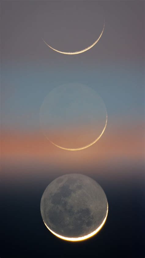 밤하늘에 떠있는 두 개의 초승달