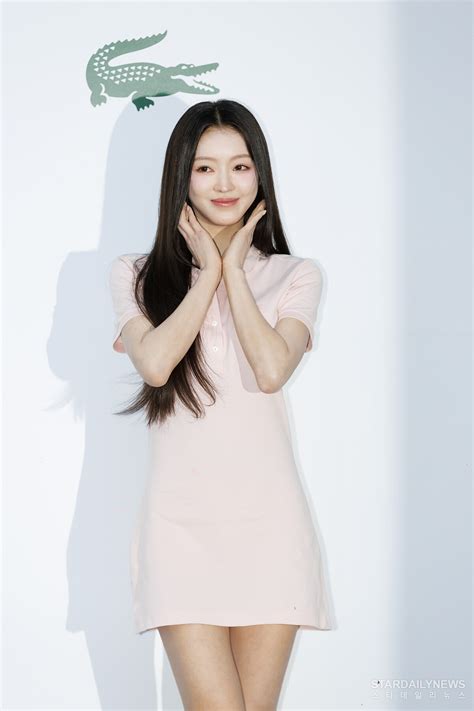 S포토 오마이걸 유아 아이 예뻐~ 라코스테 스타데일리뉴스