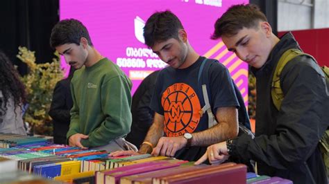 „ტომ სოიერის“ გაგრძელება ჭკვიანი კატა შერეკილი პატრონით და კრუიფის ფეხბურთი თბილისში წიგნის