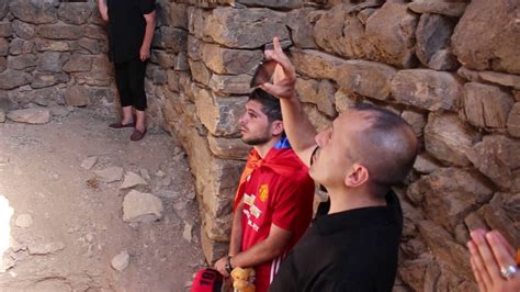 Վանա լճի Առտեր կղզու վրա գտնվող Սուրբ Աստվածածին կիսավեր եկեղեցում Youtube