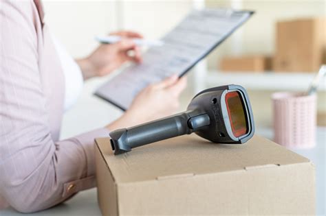 작은 사무실에서 클립 보드와 바코드 스캐너와 함께 중소기업을 시작하는 여성 소유자 창고 작업자 개념에 대한 스톡 사진 및 기타 이미지 Istock