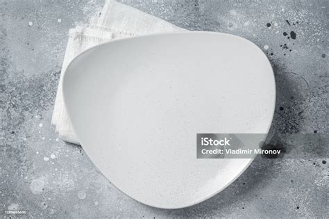 테이블에 빈 흰색 접시 음식 요리와 건강한 식사 배경 회색 배경 맨 위 보기입니다 복사 공간 0명에 대한 스톡 사진 및 기타 이미지 Istock