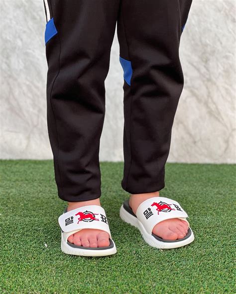 득템이맘 😁서가람 제품제공 이제 양말에 운동화 신기 답답하고 더운 계절 그래서 이번 여름 시원하게 보낼 수 있는 말표슬리퍼 준비했어요 블랙 화이트 두가지