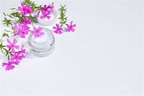 화장품 및 스파 절차의 개념 밝은 배경에 크림과 분홍색 꽃 유리 항아리 복사 공간 클로즈업 0명에 대한 스톡 사진 및 기타 이미지 Istock