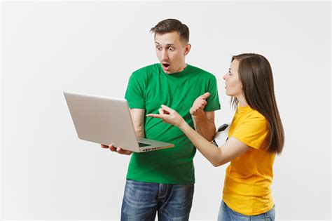 충격된 커플 여자 남자 노란색 녹색 T셔츠 팬 들 축구 축구 공 흰색 배경에 고립 된 Pc 노트북에서 게임을 보고 지원 팀 응원 합니다 스포츠 가족 레저 라이프 스타일