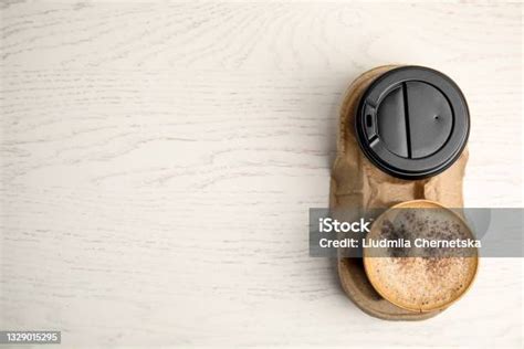 흰색 나무 테이블에 골판지 홀더에 커피와 테이크 아웃 종이 컵 상단 보기 텍스트 공간 0명에 대한 스톡 사진 및 기타 이미지 0명 디자인 뚜껑 Istock