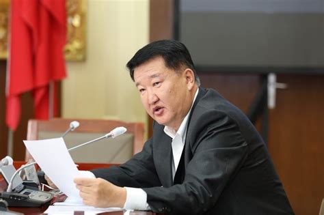 Д Бат Эрдэнэ А Адъяасүрэн бид хоёрын нэрийг хаа хамаагүй хэлж байгаа нь хууль зөрчиж байгаа юм