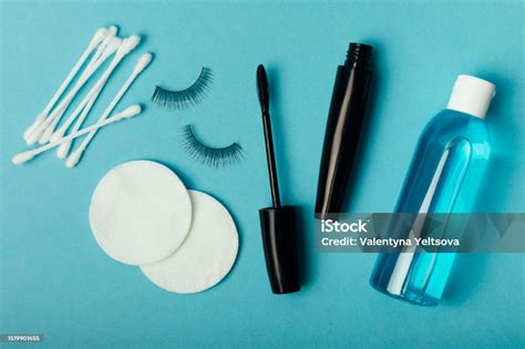 메이크업을 제거하고 피지 피부를 정화하기 위한 미셀라 클렌징 워터 면봉 및 패드 아름다움 개념입니다 피부 관리 텍스트를 위한 위치입니다 모캡 플레틀리 0명에 대한 스톡 사진