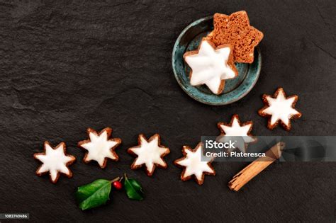 크리스마스 Zimsterne 계 피 스타 쿠키의 사진 총 텍스트에 대 한 홀리 잎와 장소 어두운 배경에 위에서 0명에 대한 스톡