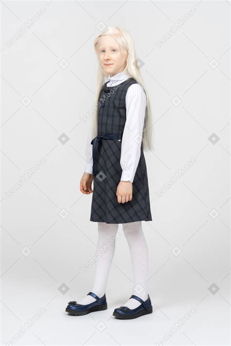 팔짱을 끼고 서 있는 여학생 사진