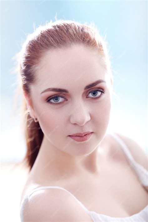 예쁜 빨강 머리 여자의 초상화 무료 사진