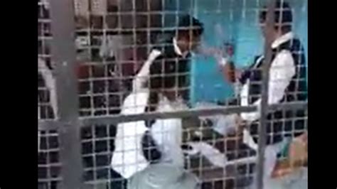 Unnao जूनियर का जवाब पसंद नहीं आया तो सीनियर ने जूतों से कर दी पिटाई देखें वायरल Video Unnao