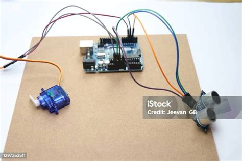 점퍼 와이어를 사용하여 연결된 마이크로 서보 및 초음파 센서로 만든 Arduino Uno 프로젝트 아두이노 개발 위원회 프로젝트 제작 Brand Name Video Game