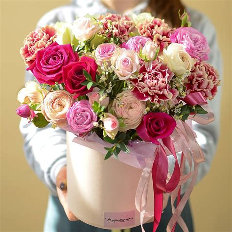 Цветочная композиция с диантусами и пионовидными розами Цена — 2990 ₽ Бесплатная доставка в