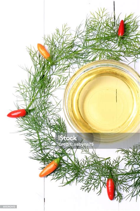 흰색 나무 배경 스타일에 향신료 딜 칠리 후추 올리브 오일의 화 환 플랫 라운드 프레임의 상위 뷰 0명에 대한 스톡 사진 및 기타 이미지 Istock