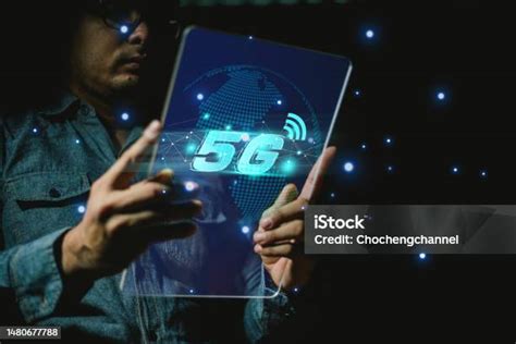 5g 및 사물 인터넷 또는 Iot 개념 핸드 터치 가상 5g 신호 Iot는 모든 장치가 5g 고속 인터넷으로 연결하고 제어할 수 있는 첨단 기술입니다 30 34세에 대한