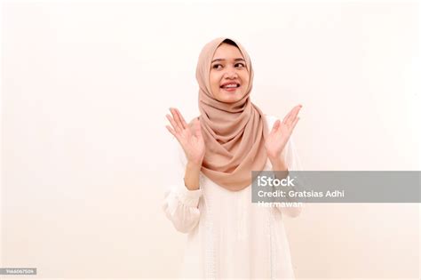 빈 공간을 옆으로 바라보며 들뜬 표정을 가진 행복한 젊은 아시아 무슬림 여성 25 29세에 대한 스톡 사진 및 기타 이미지 25 29세 곁눈질 공란 Istock