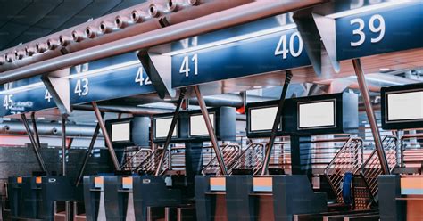 현대식 공항의 체크인 구역 내부 수하물 처리 벨트 컨베이어 시스템이 있는 수하물 허용 터미널 여러 개의 빈 흰색 정보 Lcd 화면 템플릿 색인 처리된 체크인 데스크