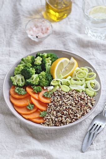 노아 샐러드 고구마와 브로콜리와 노아와 신선한 야채와 건강 한 그릇입니다 0명에 대한 스톡 사진 및 기타 이미지 0명 건강한 식생활 고구마 Istock