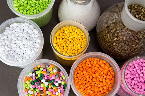 실험실에서 측정 용기 및 시험관에 플라스틱 과립 플라스틱 펠릿 플라스틱 폴리 프로필렌 폴리에틸렌 염료 0명에 대한 스톡 사진 및