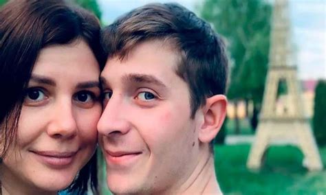 Mujer se casó con su hijastro y subió una foto de cuando lo crió Fotos NotiTotal
