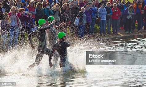 오픈 워터 수영 무대에 들어가는 트라이애슬론 수영 선수들 트라이 애슬론에 대한 스톡 사진 및 기타 이미지 트라이 애슬론 수영 동작 활동 시작 Istock