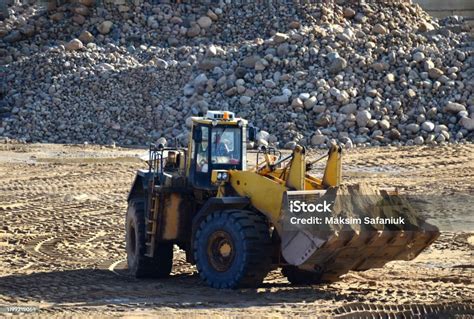 개방형 채석장에서 적재 굴착 및 굴착 작업을 기계화하기 위한 대형 대형 프론트 엔드 로더 또는 사륜 불도저 0명에 대한 스톡 사진 및 기타 이미지 Istock