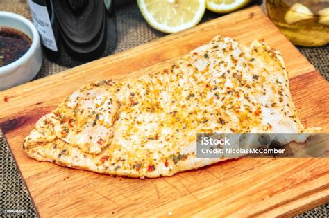 나무 판에 생 마탐브레 드 세르도 아르헨티나 돼지 고기 배의 양념 조각 마탐브레 고기에 대한 스톡 사진 및 기타 이미지 마탐브레 고기 마탐브레 고기 요리 0명