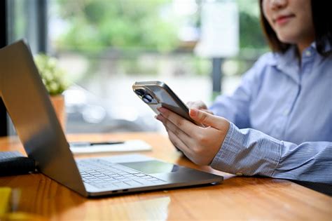 클로즈업 사무실에서 일하는 동안 스마트 폰을 사용하는 사업가 20 24세에 대한 스톡 사진 및 기타 이미지 20 24세