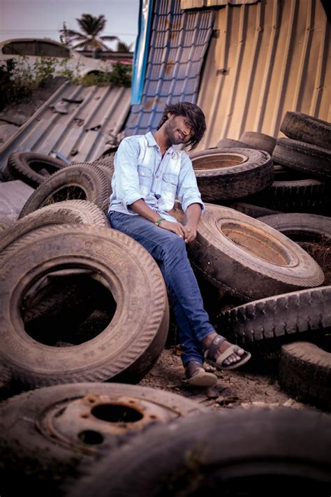 남자 다리를 건너다 데님 옷 버튼 다운 셔츠 사람 사진 촬영 손을 쥐었다 수염 수직 쐈어 앉아 있는 앉아있는 사람 옆으로보고있는 타이어에 관한 무료