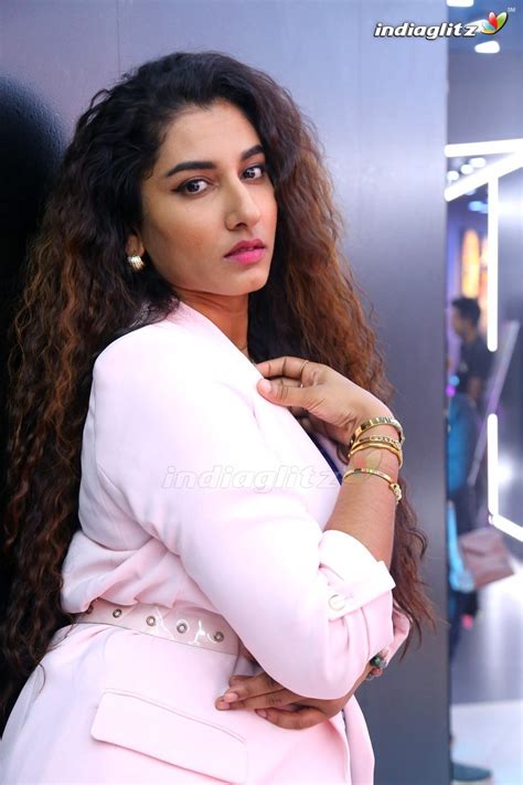 Vishnu Priya Photos Bollywood Actress Photos Images Gallery Stills And Clips Indiaglitz Com