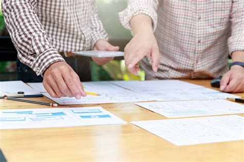 그래픽 디자이너는 휴대 전화 컴퓨터 모바일을위한 Ux Ui 디자이너 계획 응용 프로그램 템플릿 레이아웃 프레임 워크와 함께 작동 Brand Name Smart Phone에