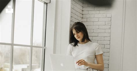 흰색 셔츠와 파란색 데님 청바지를 입은 여자가 흰색 노트북 컴퓨터를 들고 있다 사진 Unsplash의 무료 여자 이미지