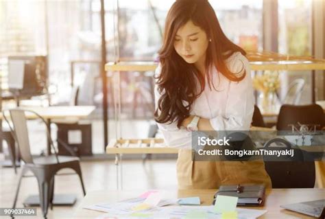 영 실업 본사에 프로젝트를 새로운 시작에 대 한 문서 작업을 집중 개념에 대한 스톡 사진 및 기타 이미지 개념 개념과 주제 금융 Istock