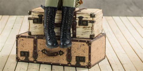 白昼高清图片 坐在行李箱上学习的可爱女孩 人像图片免费下载 格式 3648像素 编号65967645 千图网