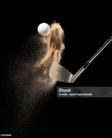 골프 공 티가 모래 벙커에서 폭발합니다 골퍼는 클럽으로 공을 쳐서 모래를 뿌리고 폭발하여 그린으로 폭발합니다 골프 클럽은 모래