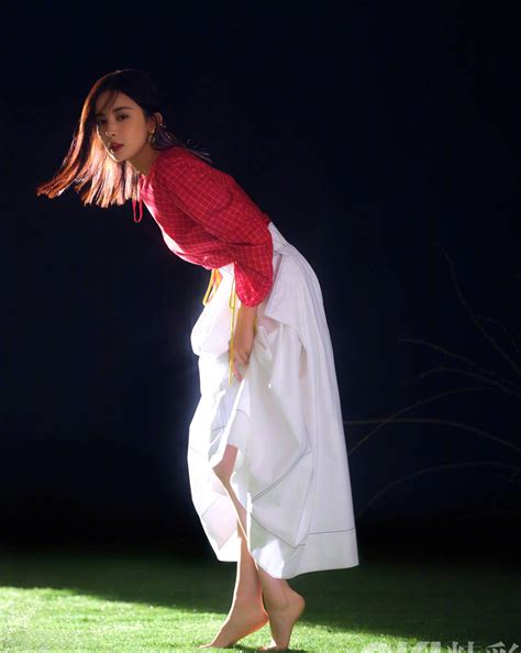 娜扎赤脚拍写真姿态性感 玉体横陈翘臀吸睛 搜狐大视野 搜狐新闻