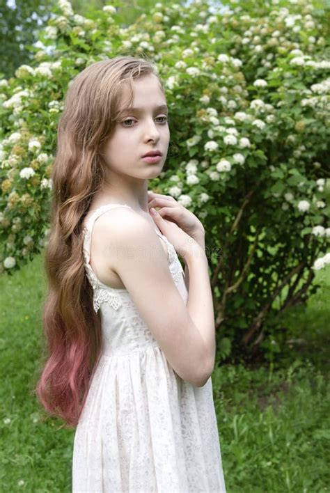 Weißes Mädchen Des Portraits 11 Jahre Alt In Einem Weißen Kleid Und In Einem Hut In Einem