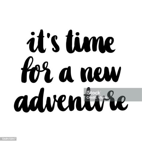 손으로 그리는 비문 흰색 배경에 검은 잉크의 그것은 새로운 모험을위한 시간이다 브러쉬 레터링 트렌드의 기술로 제작되었습니다 벡터 이미지입니다 개념에 대한 스톡 벡터 아트 및